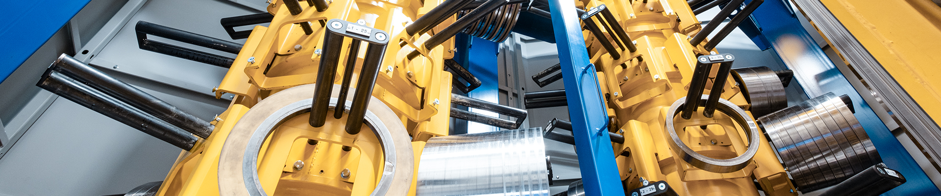 Blade assembly robot for coil slitting line